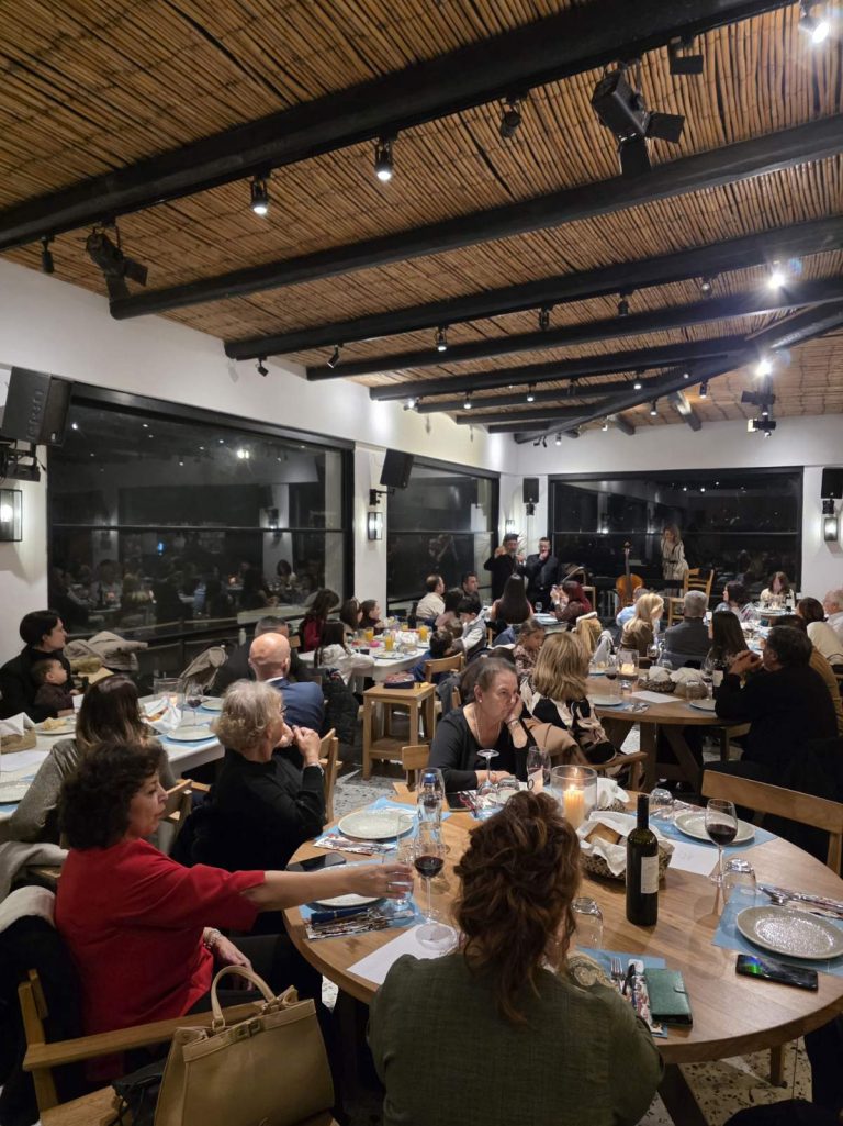 Με επιτυχία το Ενοριακό Ρεβεγιόν 2026 της Ενορίας Καρτεράδου στο Drunk ...